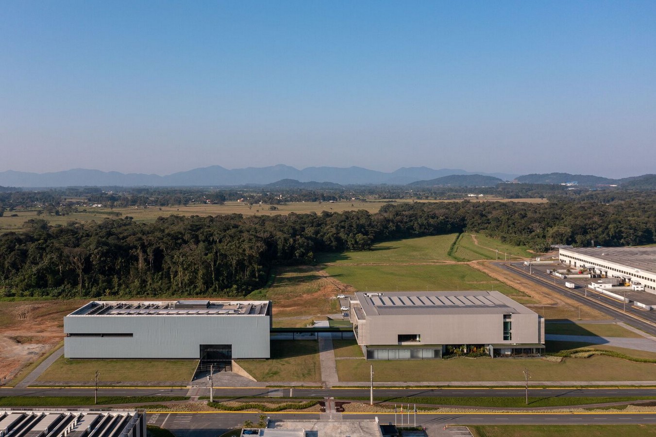 Estúdio Módulo: Pioneering Office Buildings in Brazil - Archirro